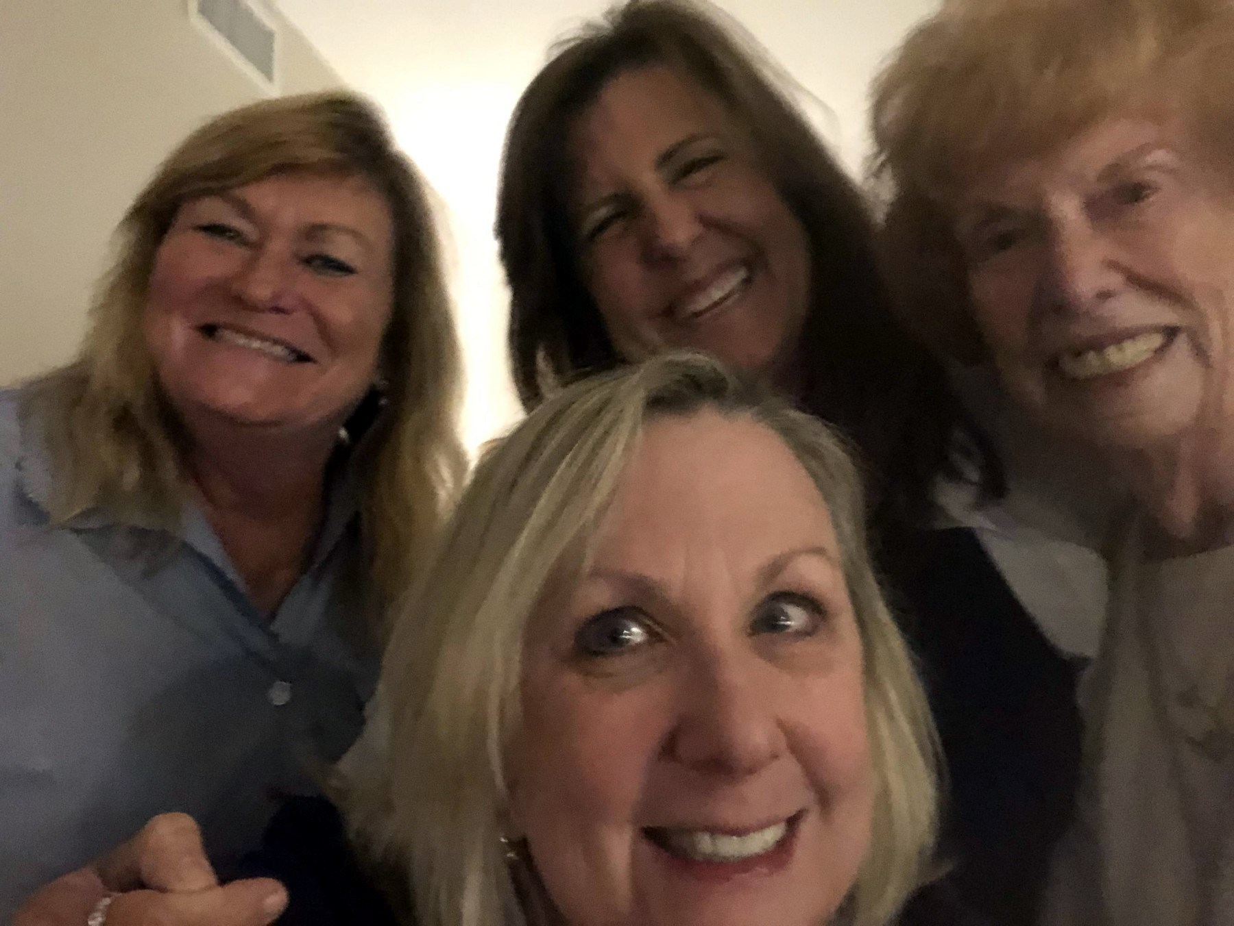 Elizabeth Halloran's Instagram, Twitter & Facebook on IDCrawl